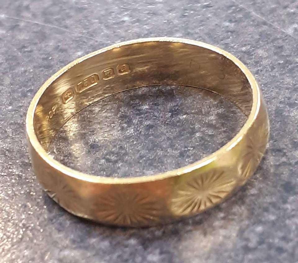 Like New 18ct Gold Ring 3.9G | Size - P FULLY HALLMARKED - Own4Less